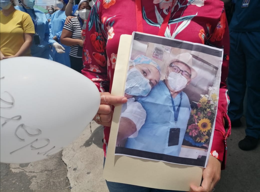 IMÁGENES: Con globos y aplausos despiden al doctor Juan Cálix en la ...